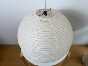 【イサムノグチの名作照明】AKARI 45Aのレビュー｜明るさや選ぶ際の考え方も紹介！ | 建築とインテリアを知る